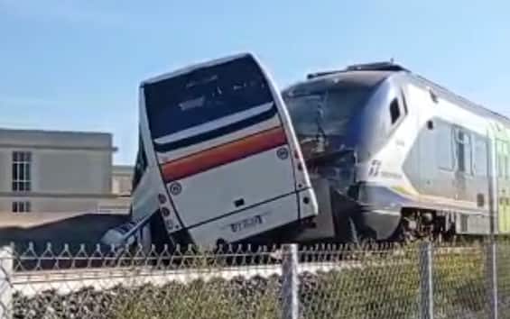 Vittoria, bus su rotaie travolto da un treno: nessun ferito | Sky TG24