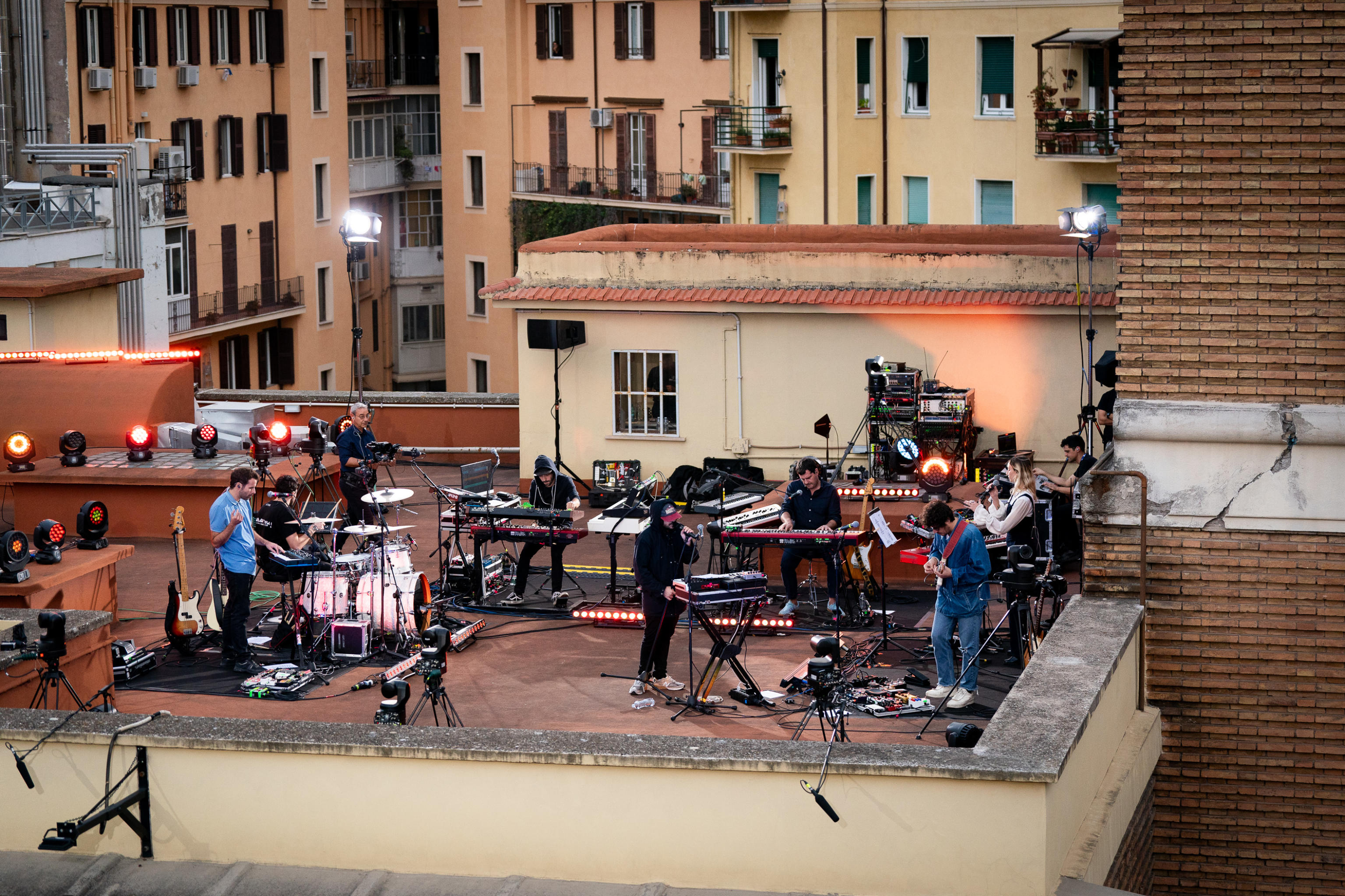 Calcutta, concerto a sorpresa sul tetto della sede Rai a Roma. FOTO ...