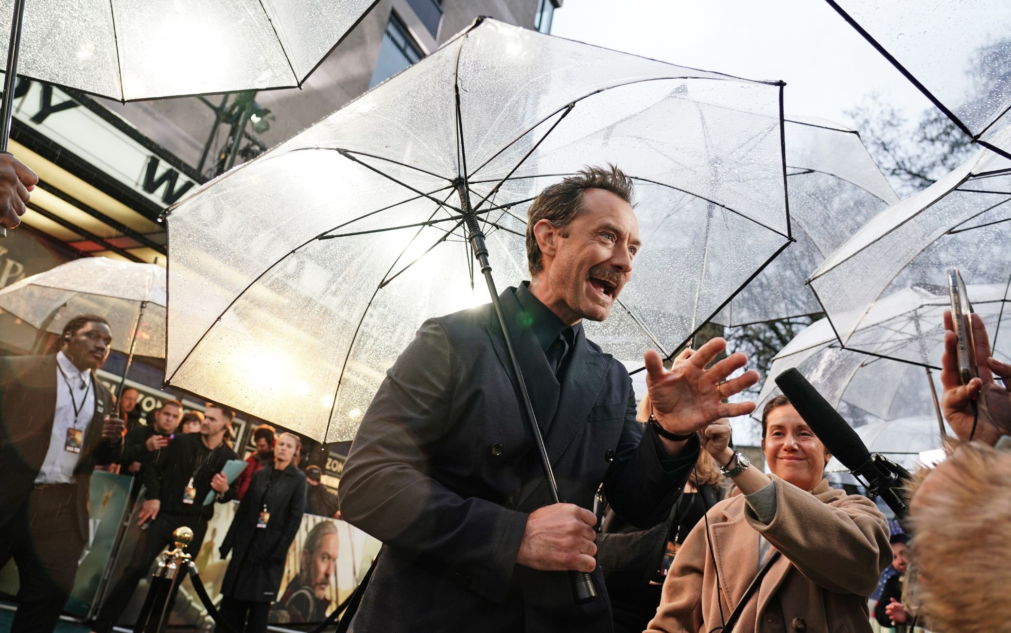 Jude Law, il look coi baffi per la première di Peter Pan & Wendy