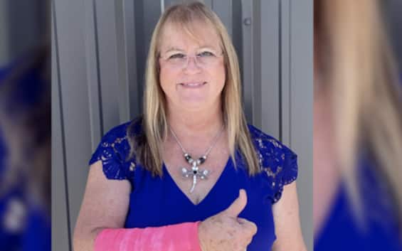 Usa, donna colpita da un serpente caduto dal cielo e attaccata da un ...