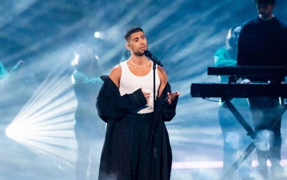 Eurovision Song Contest 2023, Mahmood canta Imagine durante la finale ...