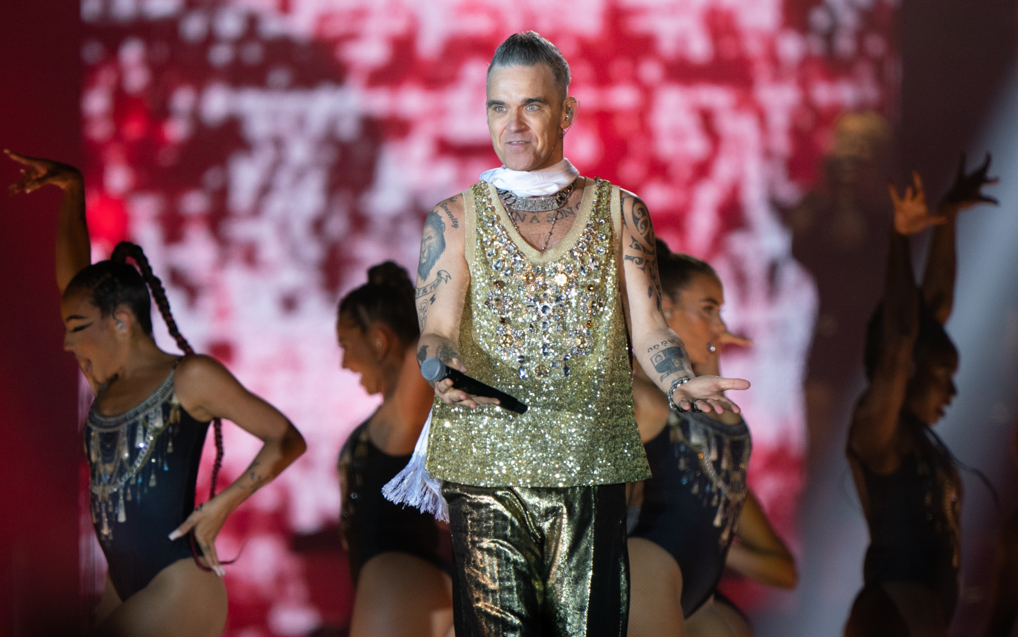 Robbie Williams compie 50 anni, dai Take That a oggi: tutti i suoi ...