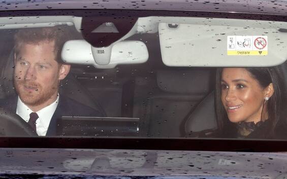 Il principe Harry e Meghan Markle hanno rischiato un incidente a causa dei paparazzi | Sky TG24