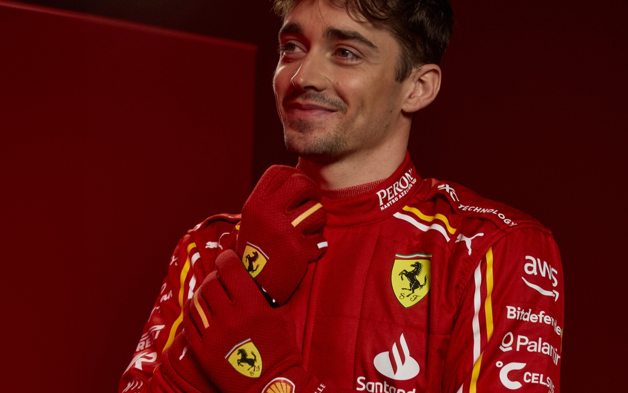 F1, Ferrari ufficializza le nuove tute 2024 dei piloti Leclerc e Sainz ...