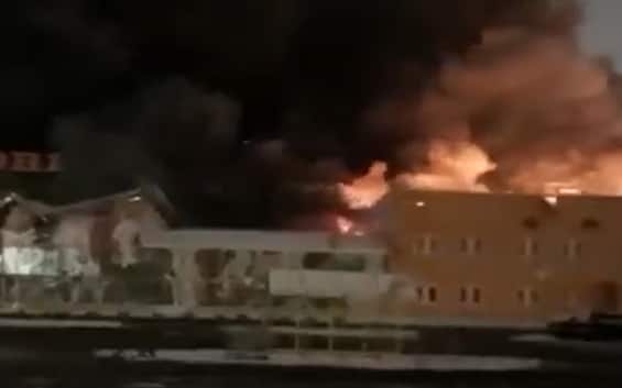 Russia, maxi incendio in un centro commerciale alla periferia di Mosca ...
