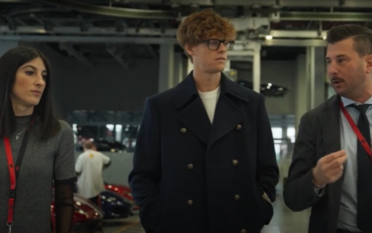 Ferrari, Sinner a Maranello: dalla visita in fabbrica alle prove in ...