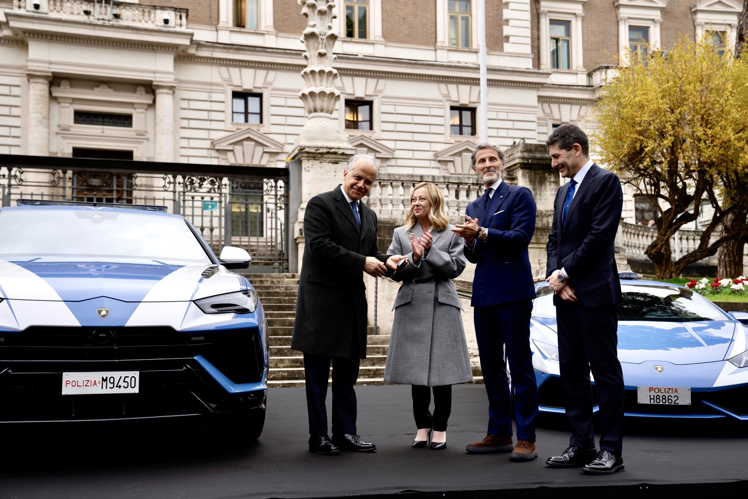 Pesaro, scappa in auto per sfuggire a controlli: inseguito e arrestato ...