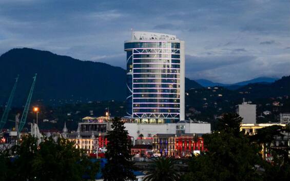 Incendio nell'hotel di Miss Georgia: 11 morti | Sky TG24