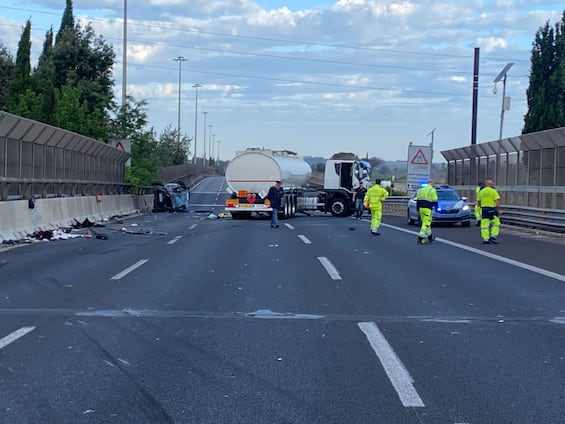 Roma, grave incidente sul grande raccordo anulare tra cisterna e auto ...