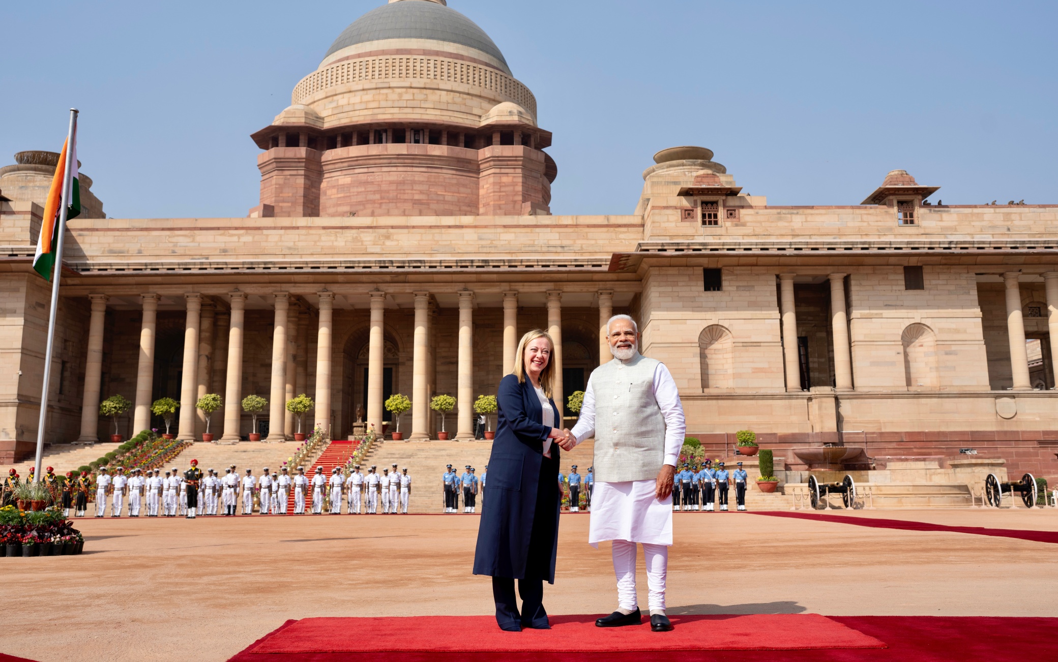 Cop28, il selfie di Giorgia Meloni con Narendra Modi che rilancia la ...