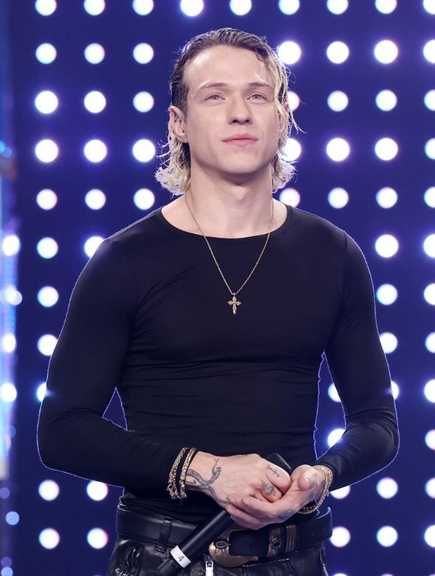 Irama a Sanremo 2024 con Tu no, testo e significato della canzone | Sky ...