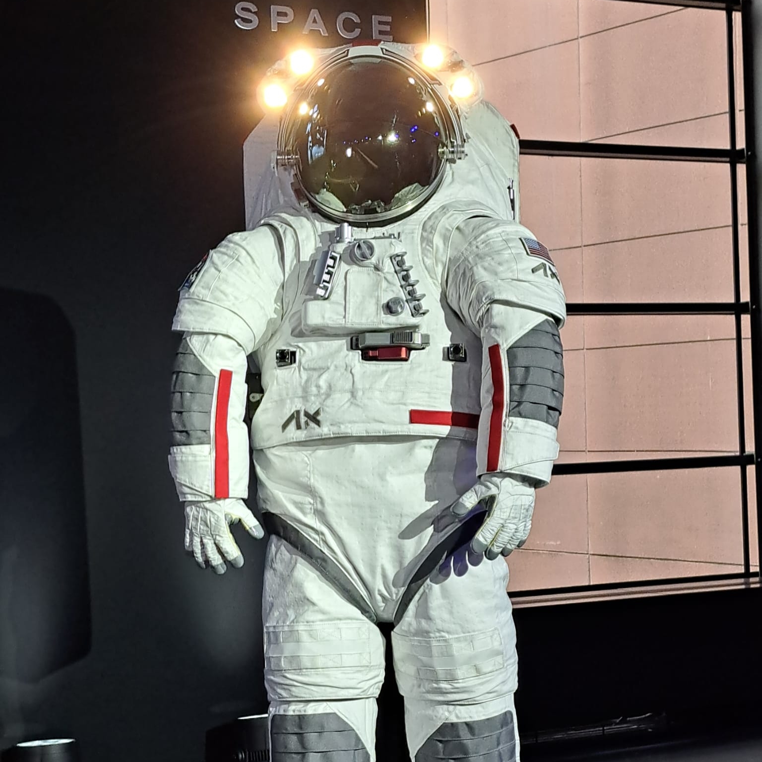 Tute lunari, presentate le nuove Axiom Extravehicular Mobility Unit ...