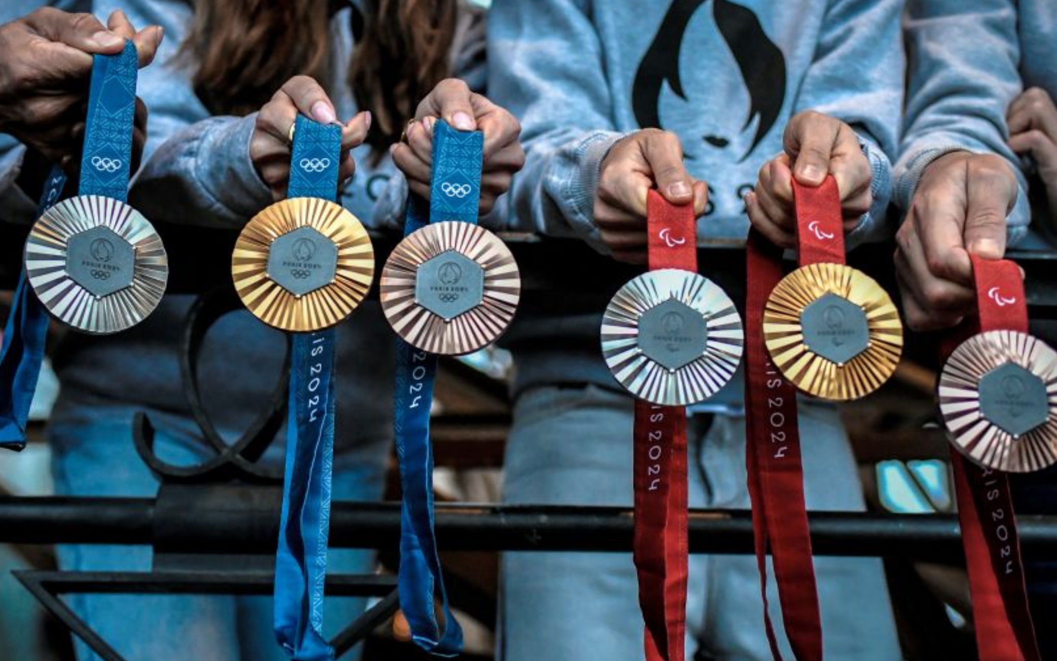 Olimpiadi, un pezzo di Tour Eiffel nelle medaglie di Parigi 2024. FOTO ...