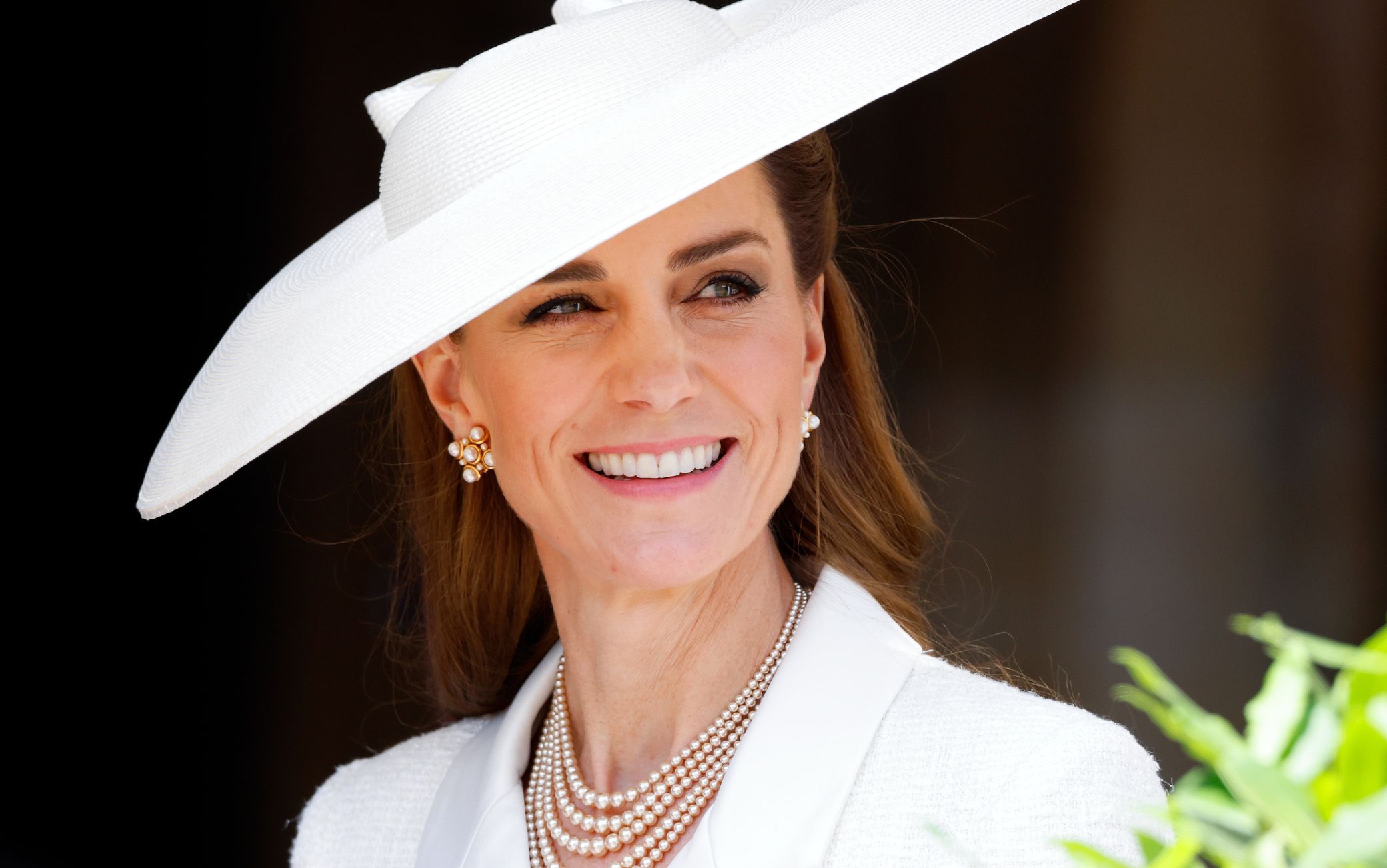 Kate Middleton splende in bianco col look riciclato e i gioielli di ...