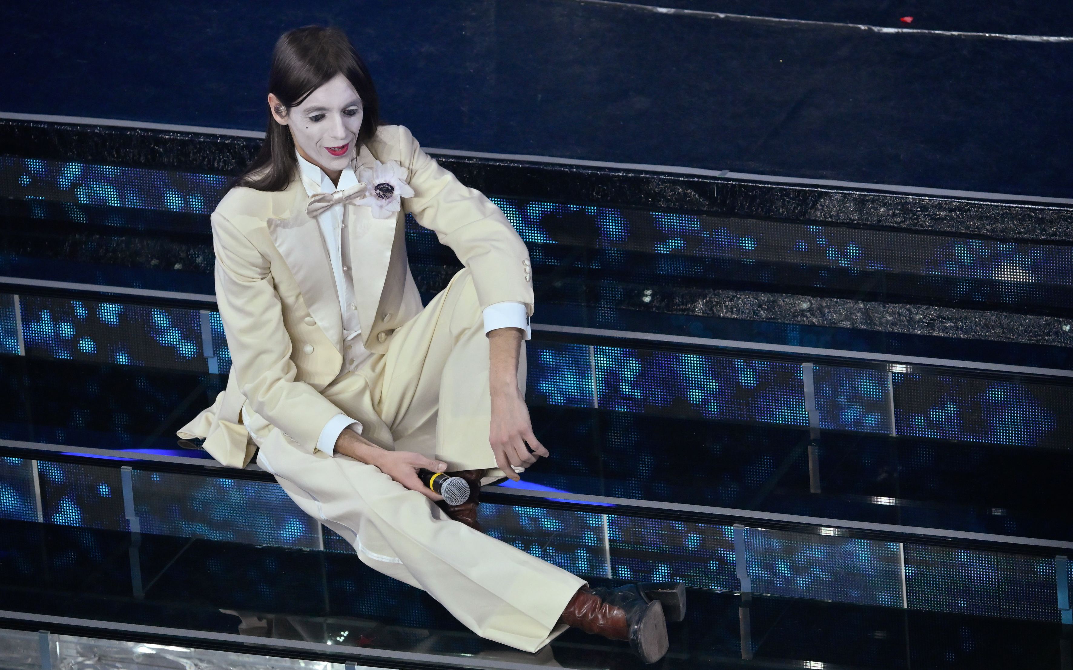 Lucio Corsi annuncia due concerti negli Ippodromi di Roma e Milano: le ...