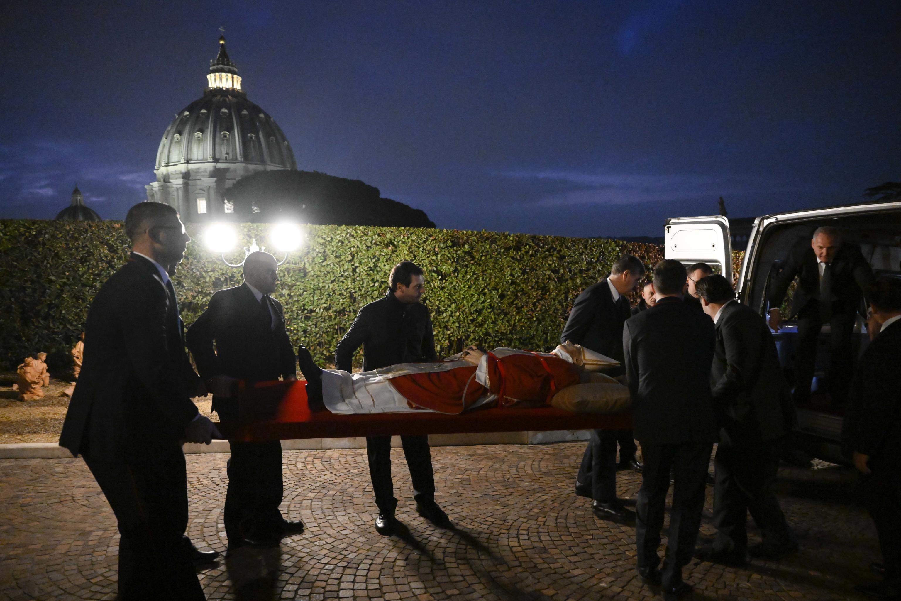 Funerali Papa Ratzinger, in 65mila a San Pietro per omaggio a Benedetto ...