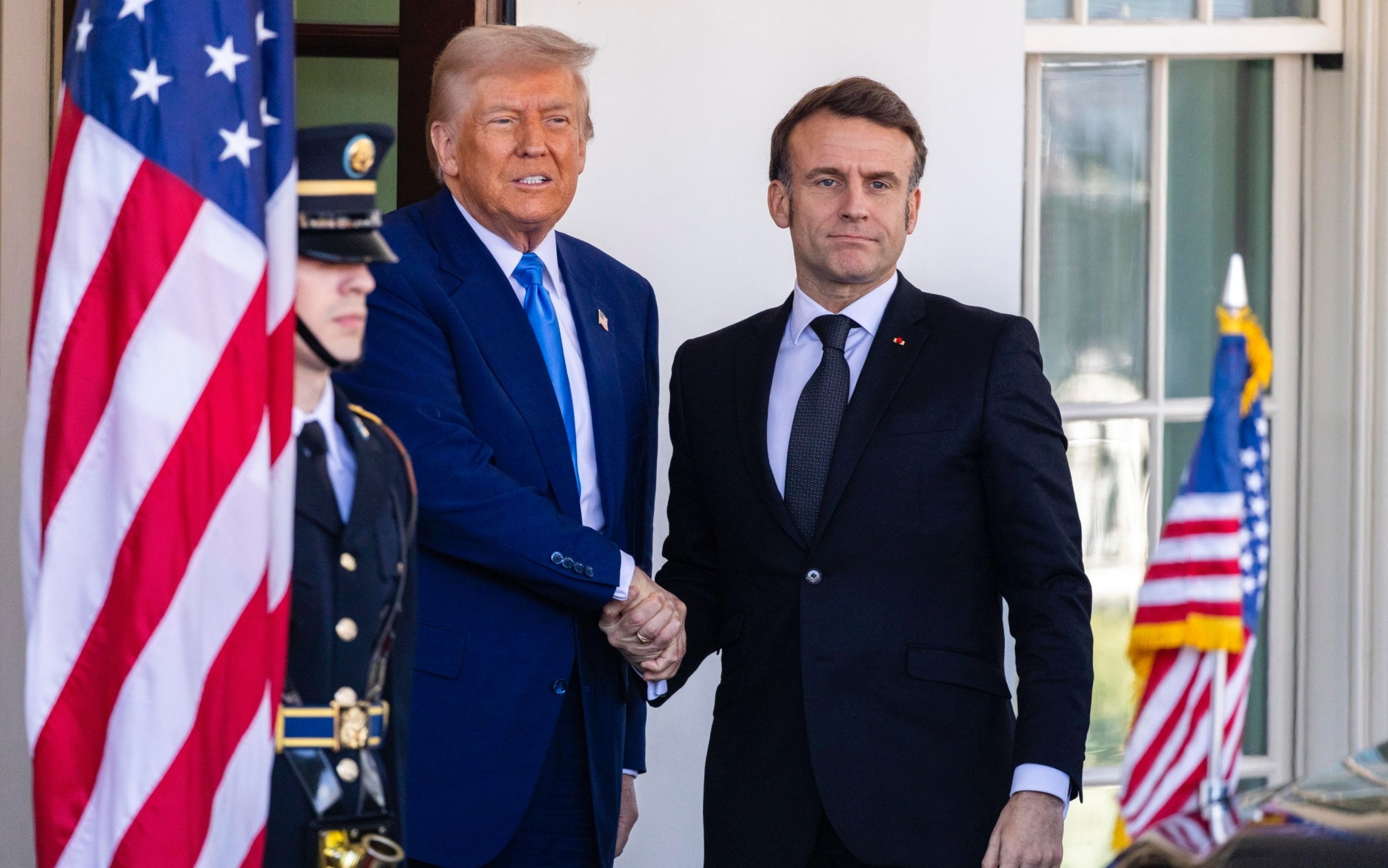 La foto della stretta di mano Trump-Macron e il livido, la spiegazione ...