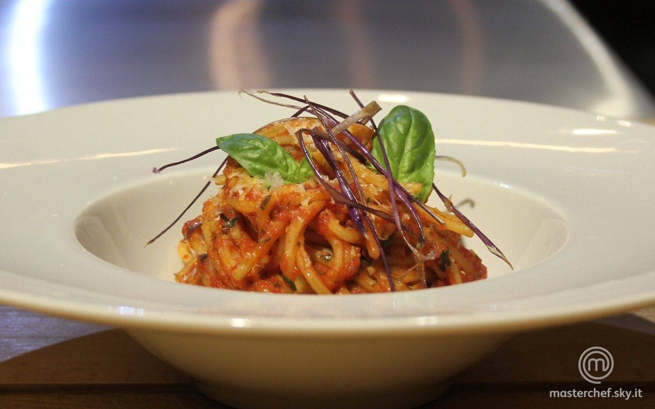 Masterchef: Spaghetti al pomodoro con melanzane fritte | Sky