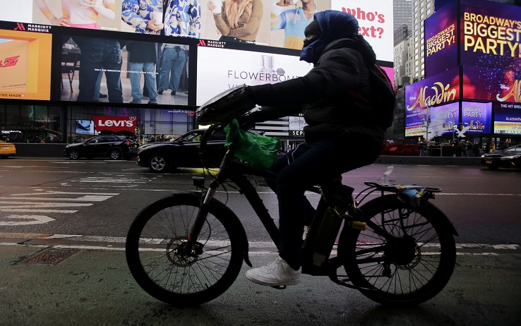 Usa, i rider di New York avranno salario minimo: 17,96 dollari l'ora ...