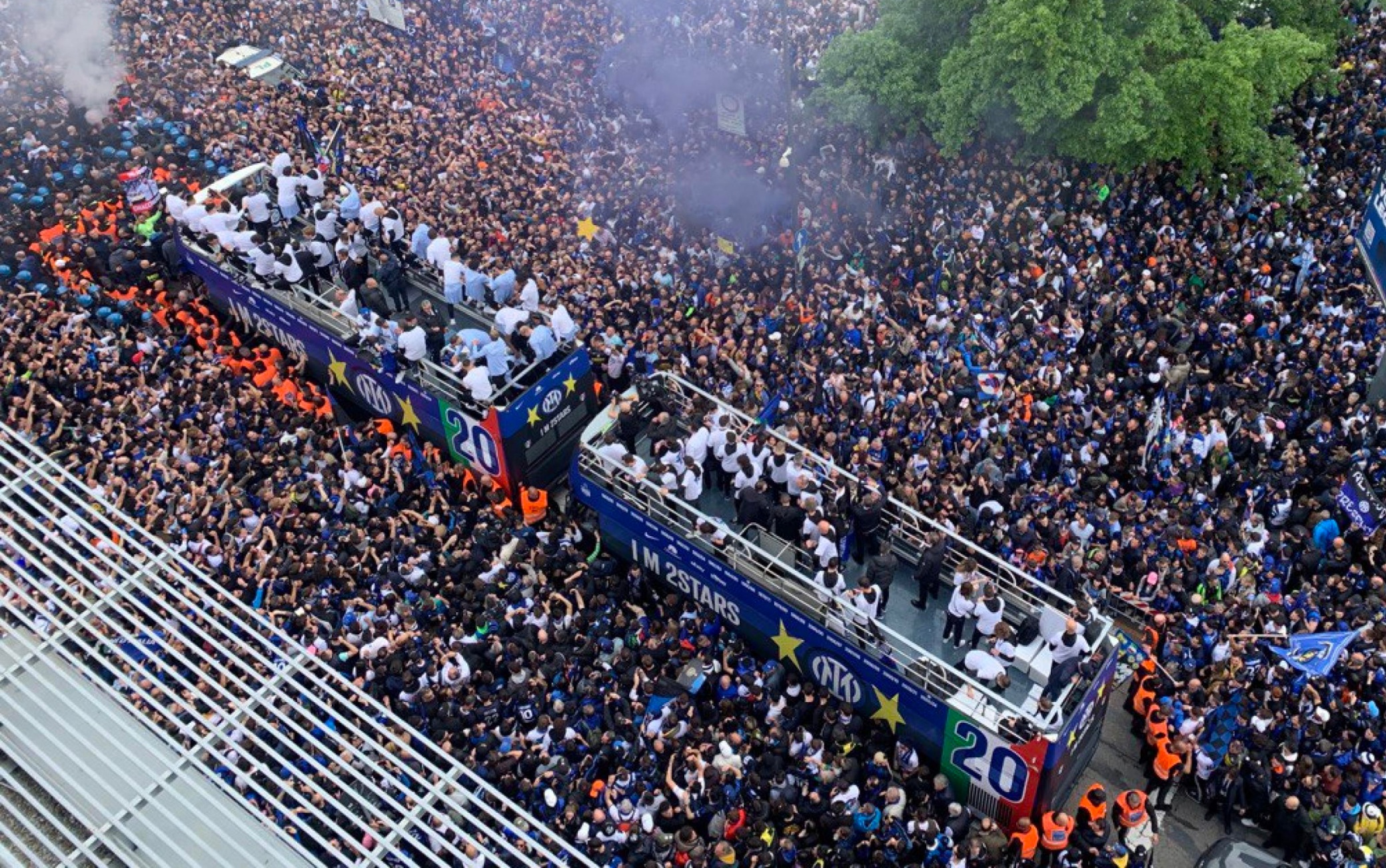 Festa scudetto Inter, a Milano la parata dei bus dei campioni d’Italia ...