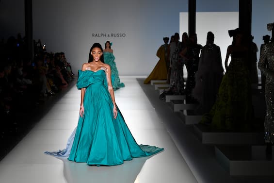 Il blu pavone è il colore di tendenza dell'estate 2020 | Sky TG24