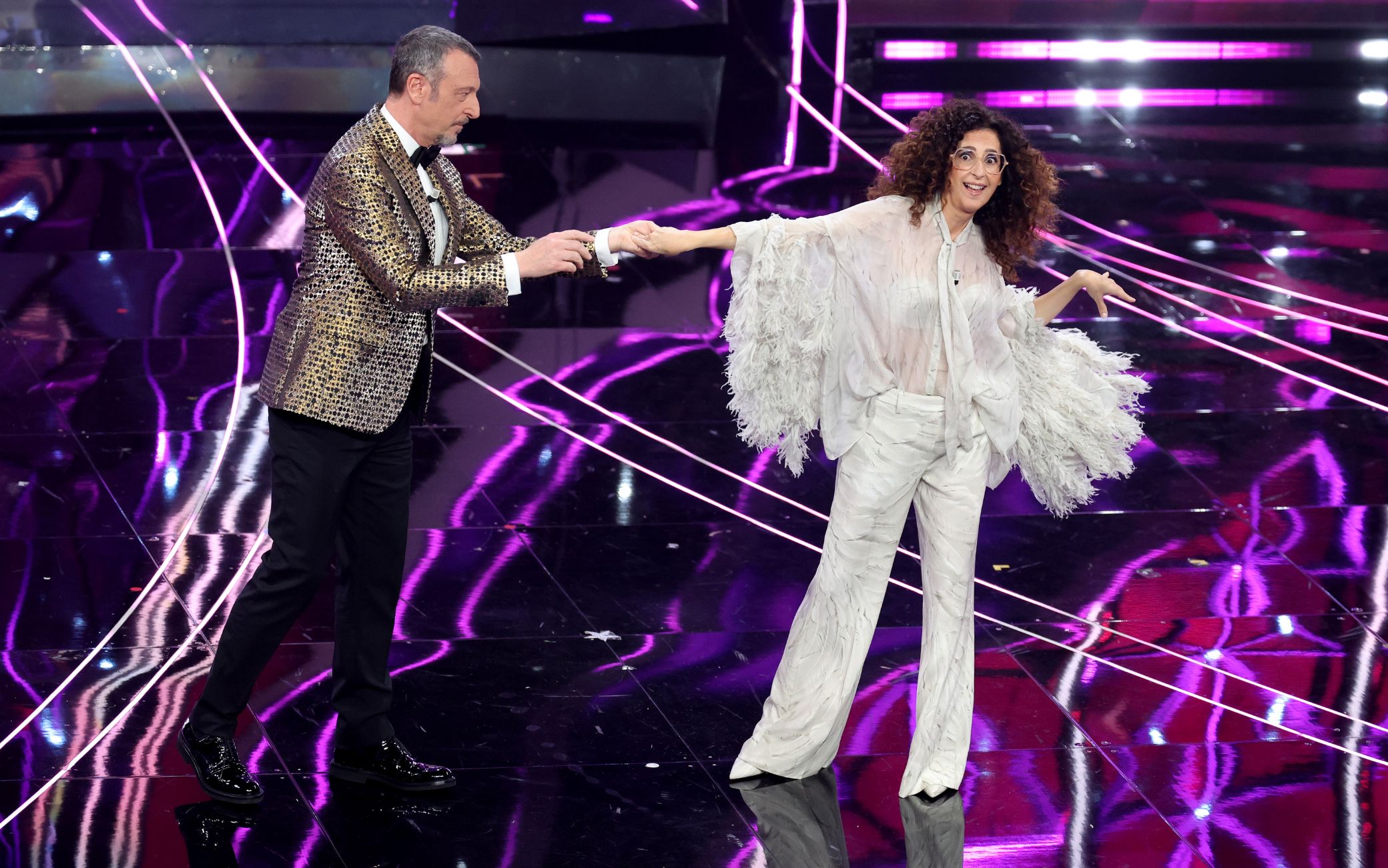 I look di Teresa Mannino a Sanremo 2024, chi è lo stilista che firma i vestiti della co ...
