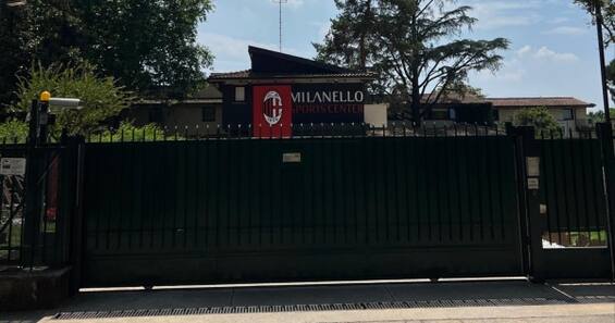 Milanello, montati primi teloni attorno ai campi di allenamento | Sky Sport