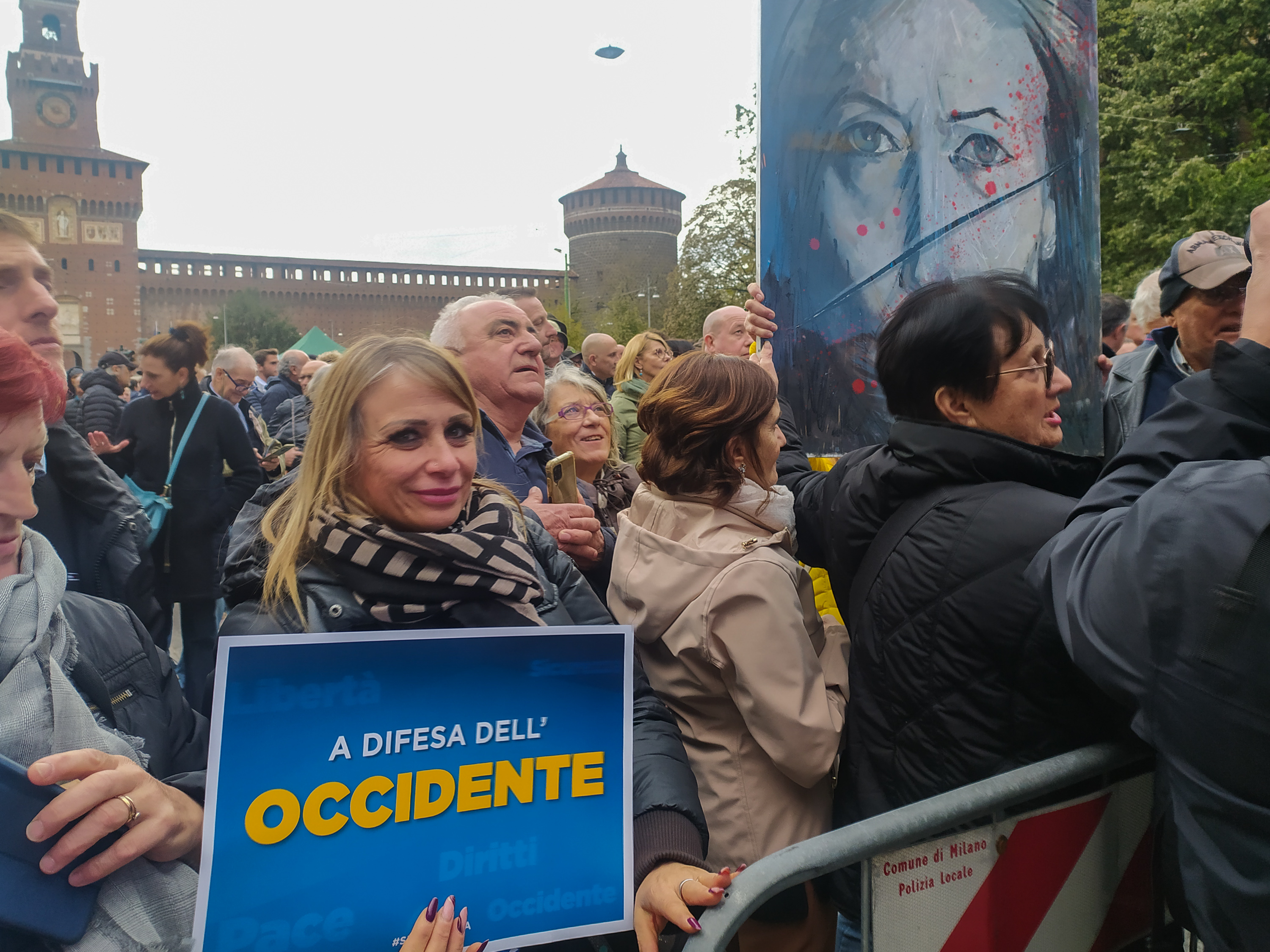 Milano, in centinaia alle manifestazioni pro Palestina e pro Israele ...