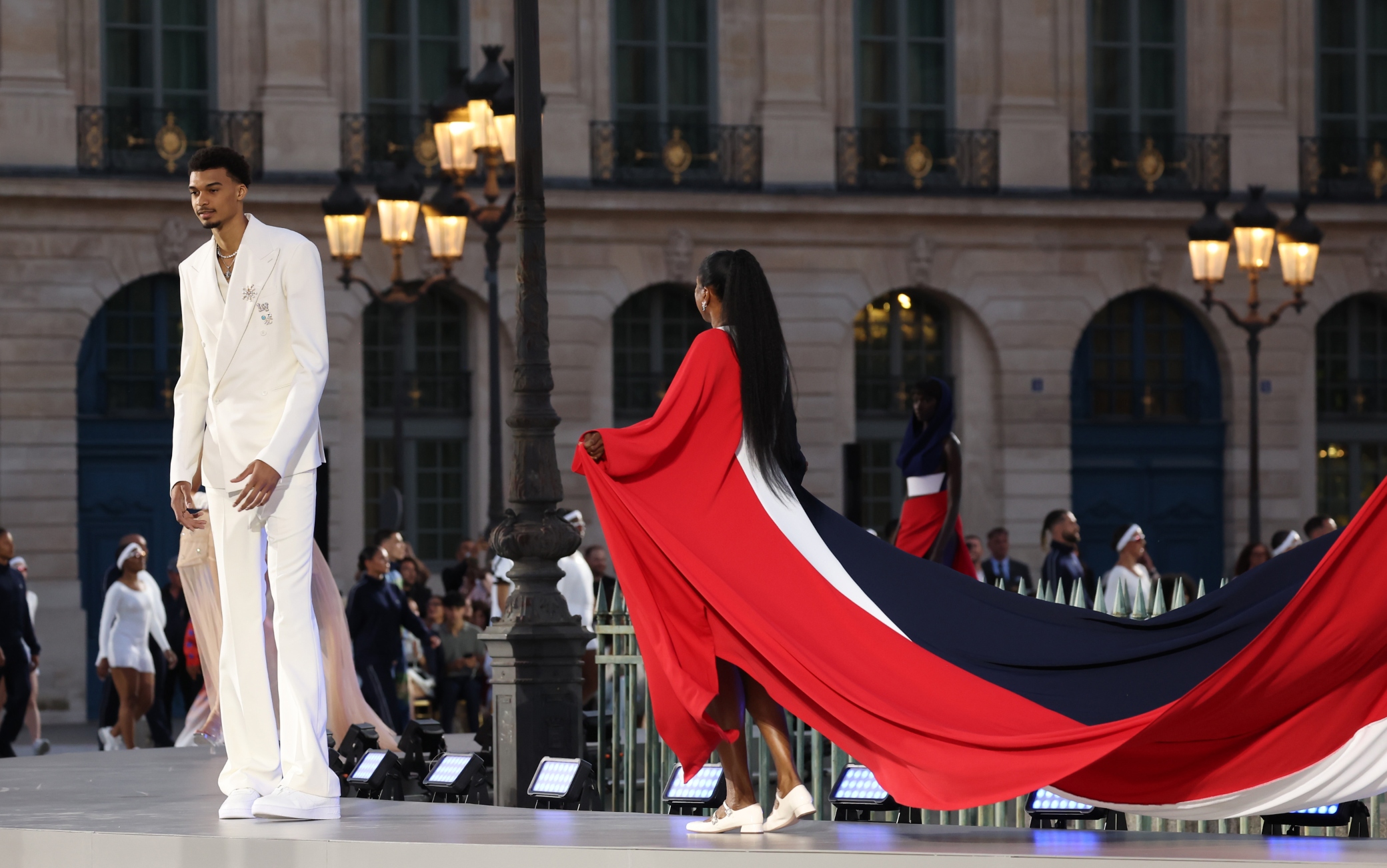NBA, tantissimi campioni alla Fashion Week di Parigi, da Wembanyama a ...