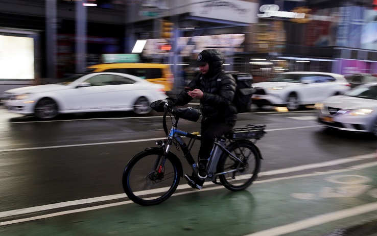 Usa, i rider di New York avranno salario minimo: 17,96 dollari l'ora ...