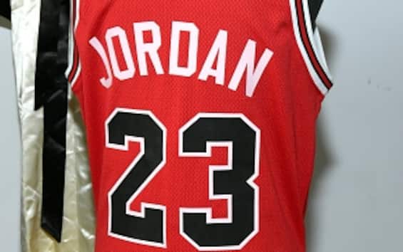 Record asta maglia Michael Jordan: venduta per 10,1 milioni | Sky TG24
