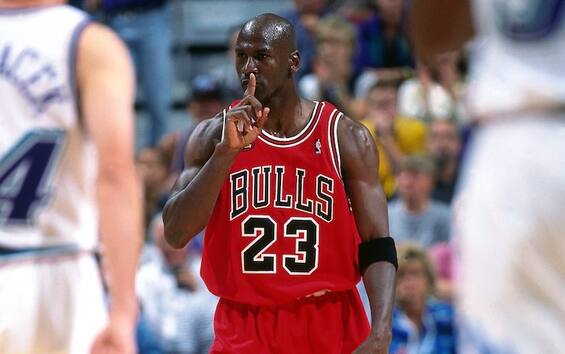 NBA, la maglia di Michael Jordan dei Chicago Bulls venduta all'asta: è ...