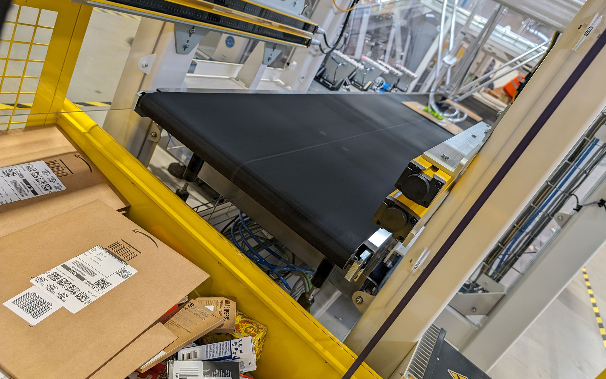 Operations Innovation Lab di Amazon a Vercelli: visita, robot, cosa si ...