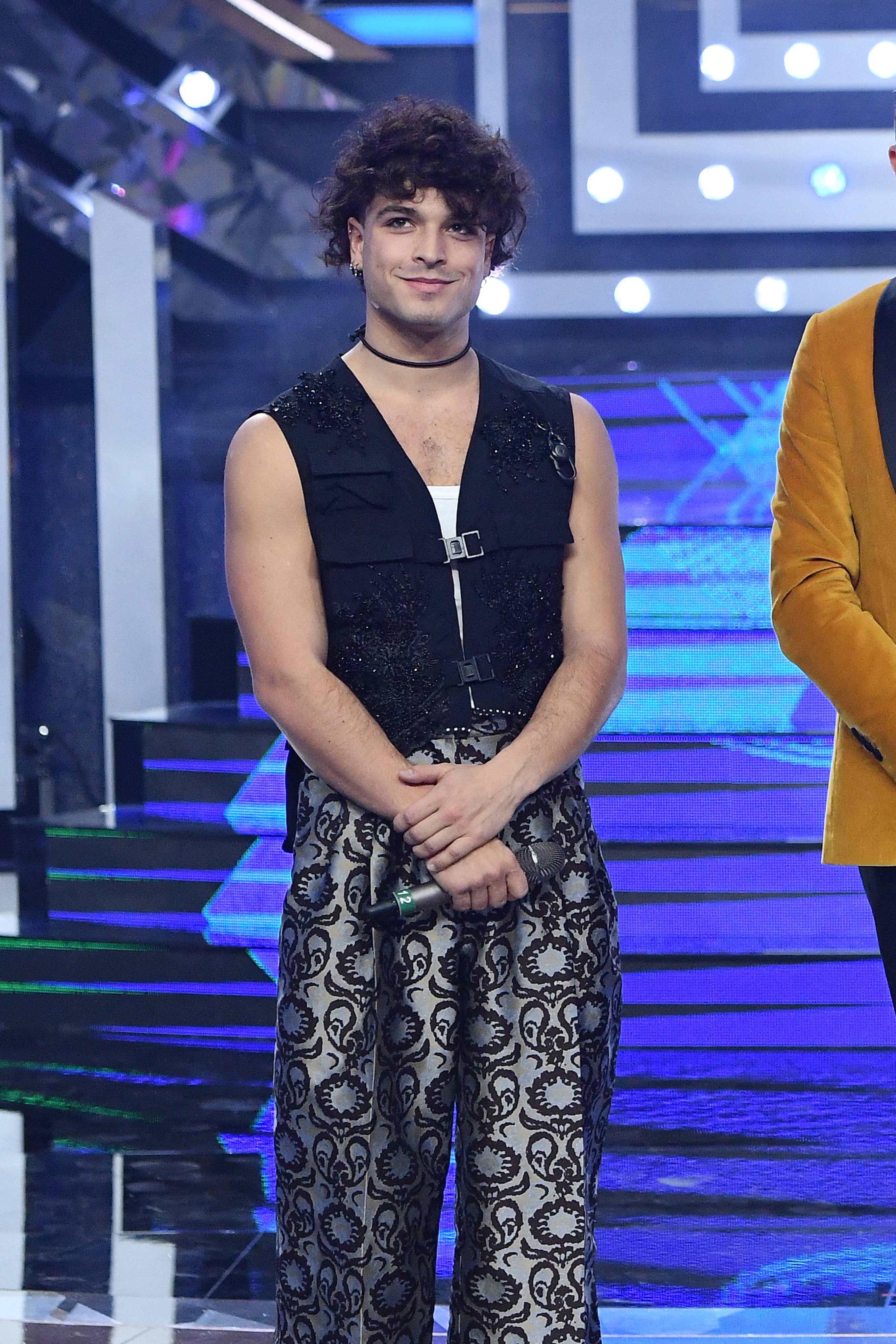 Leo Gassmann a Sanremo 2023 con Terzo cuore. Chi è il cantante da X ...