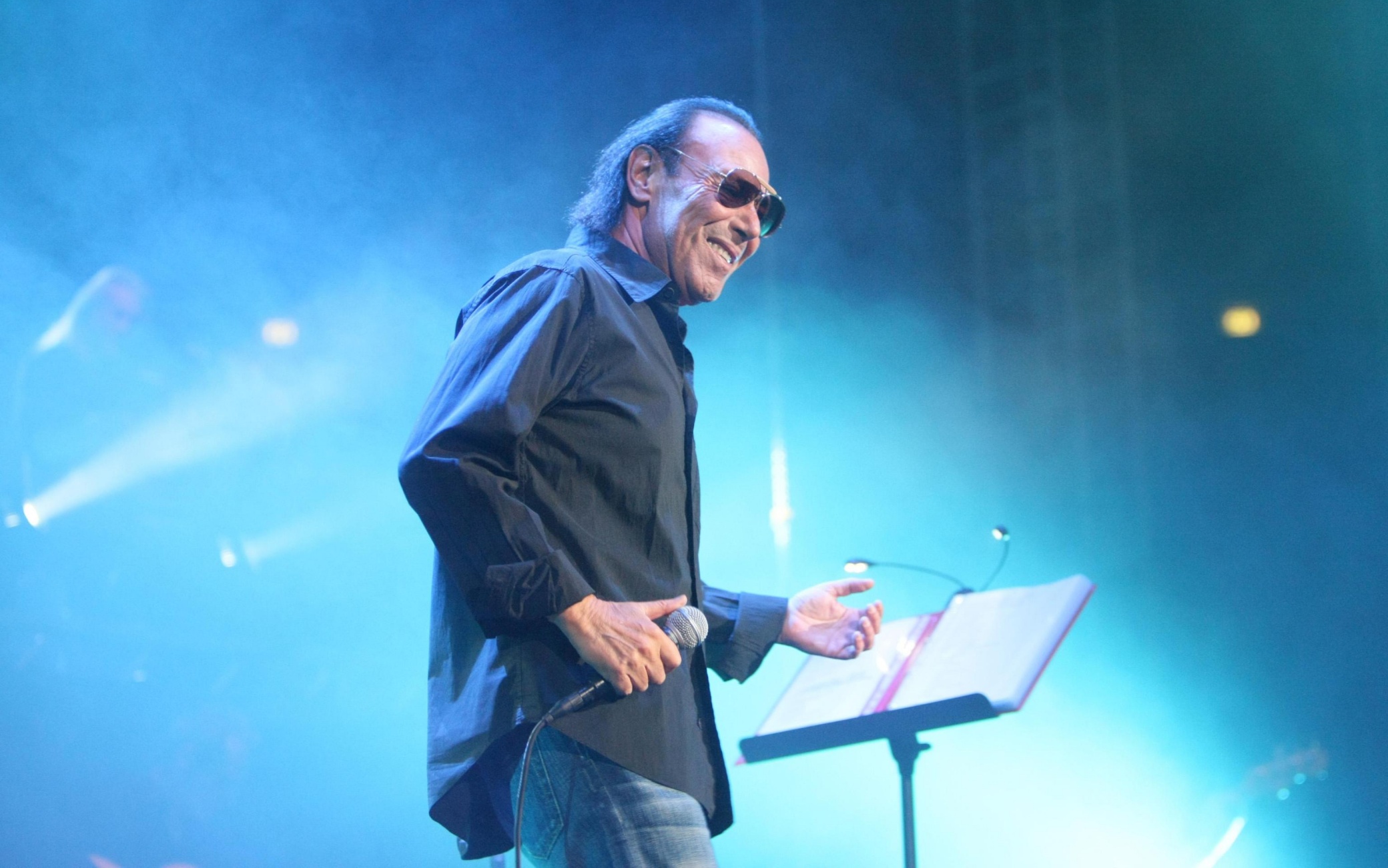 Sanremo 2025, Antonello Venditti canta Ricordati di me e riceve il ...