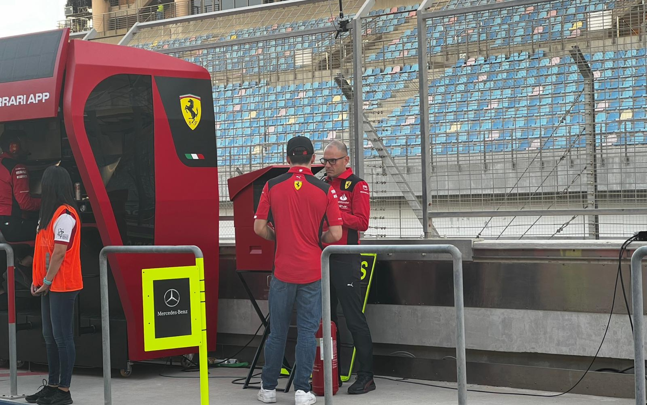 Ferrari, lunga chiacchierata di Leclerc con Sanchez (Head of Vehicle ...