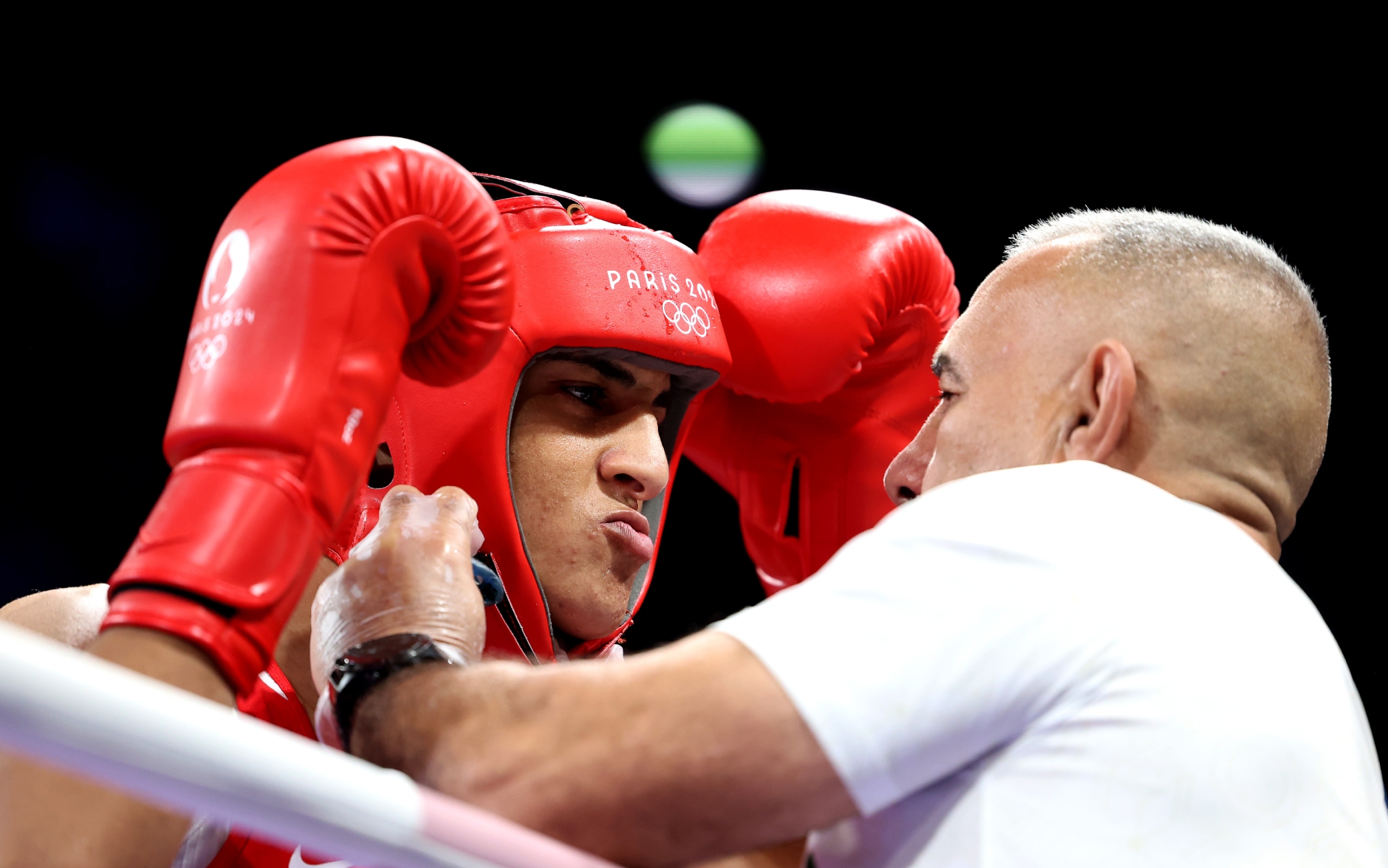 Angela Carini, il ritiro contro Khelif nel pugilato alle Olimpiadi ...