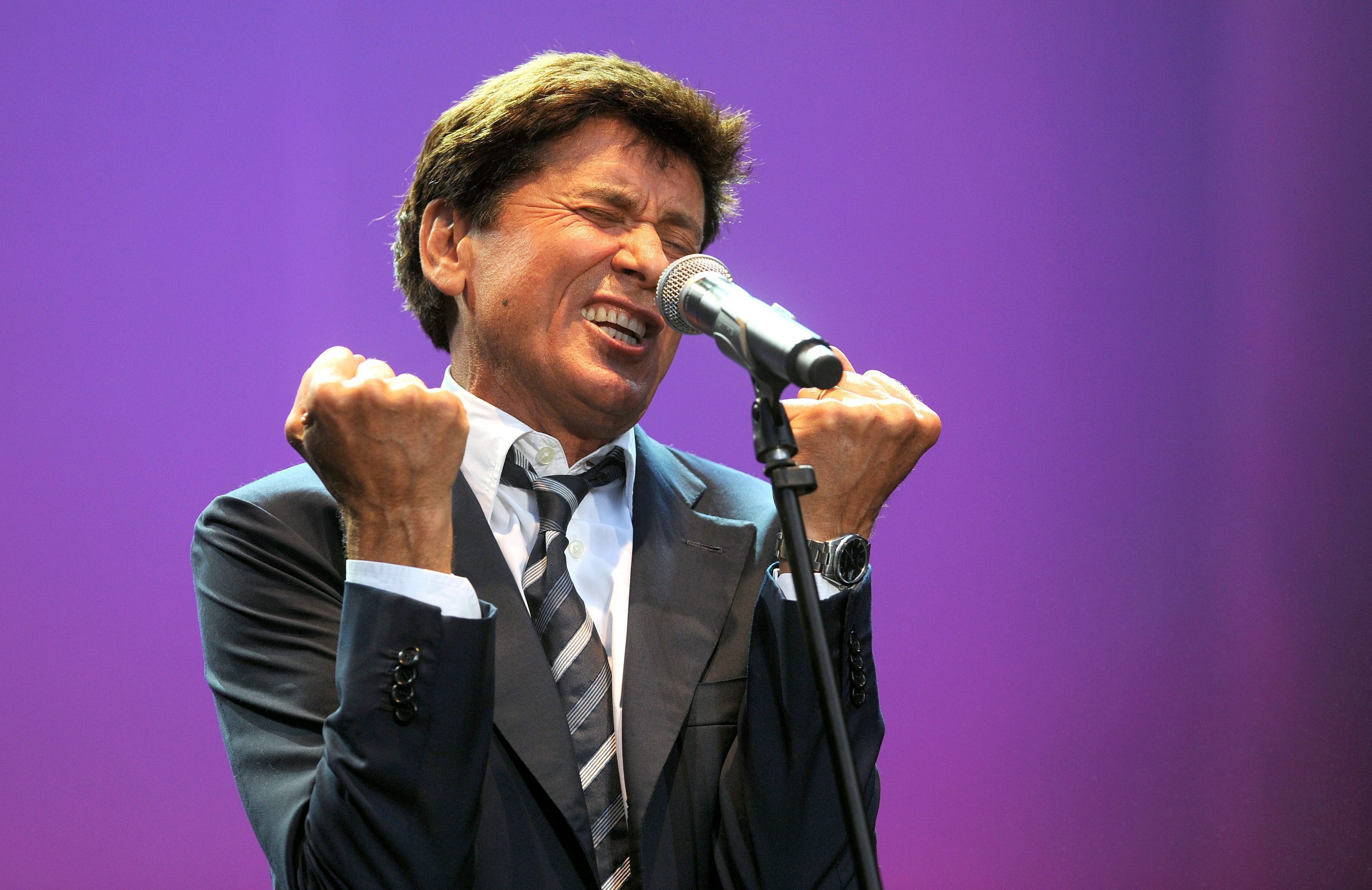 Gianni Morandi compie 80 anni, le frasi più famose delle sue canzoni ...