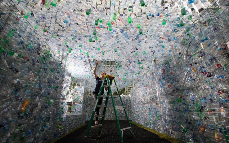A Londra un'opera d'arte fatta con 15mila bottiglie di plastica. FOTO ...