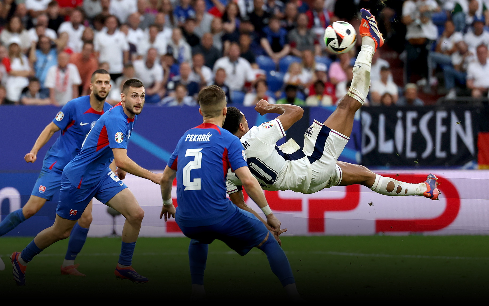 Bellingham, il gol in rovesciata al 95' di Inghilterra-Slovacchia ...