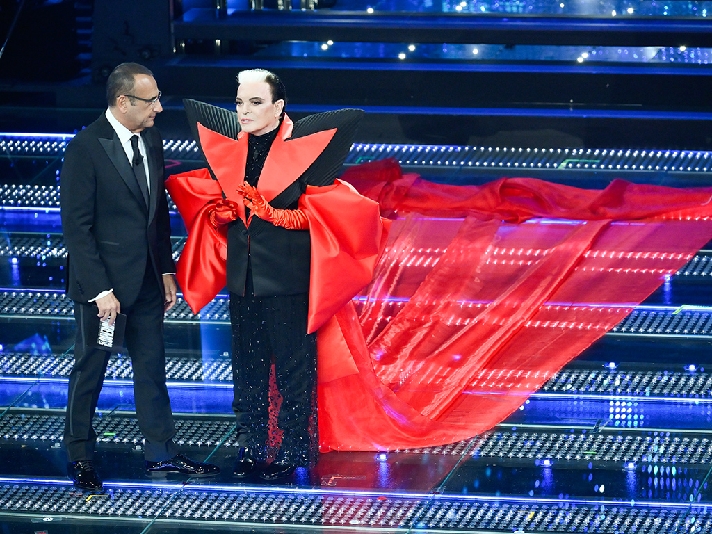 Malgioglio co-conduttore a Sanremo con bavero scultura e strascico ...