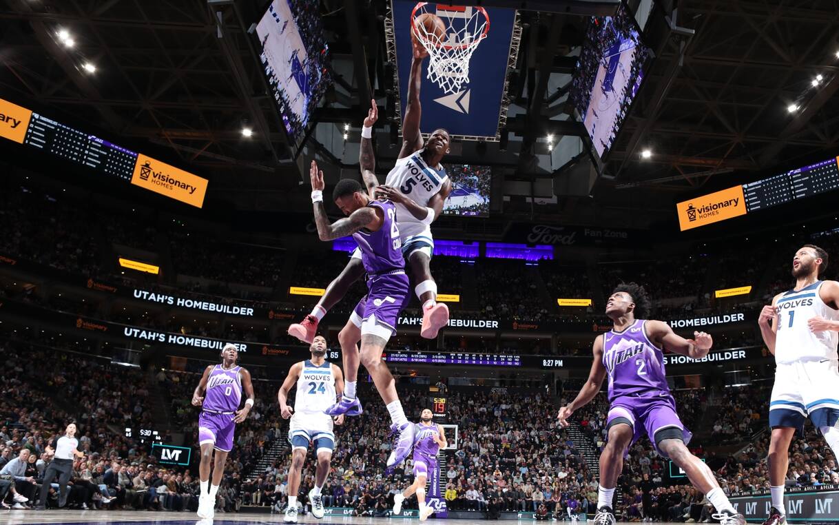 NBA, la schiacciata irreale di Anthony Edwards, che manda al tappeto ...