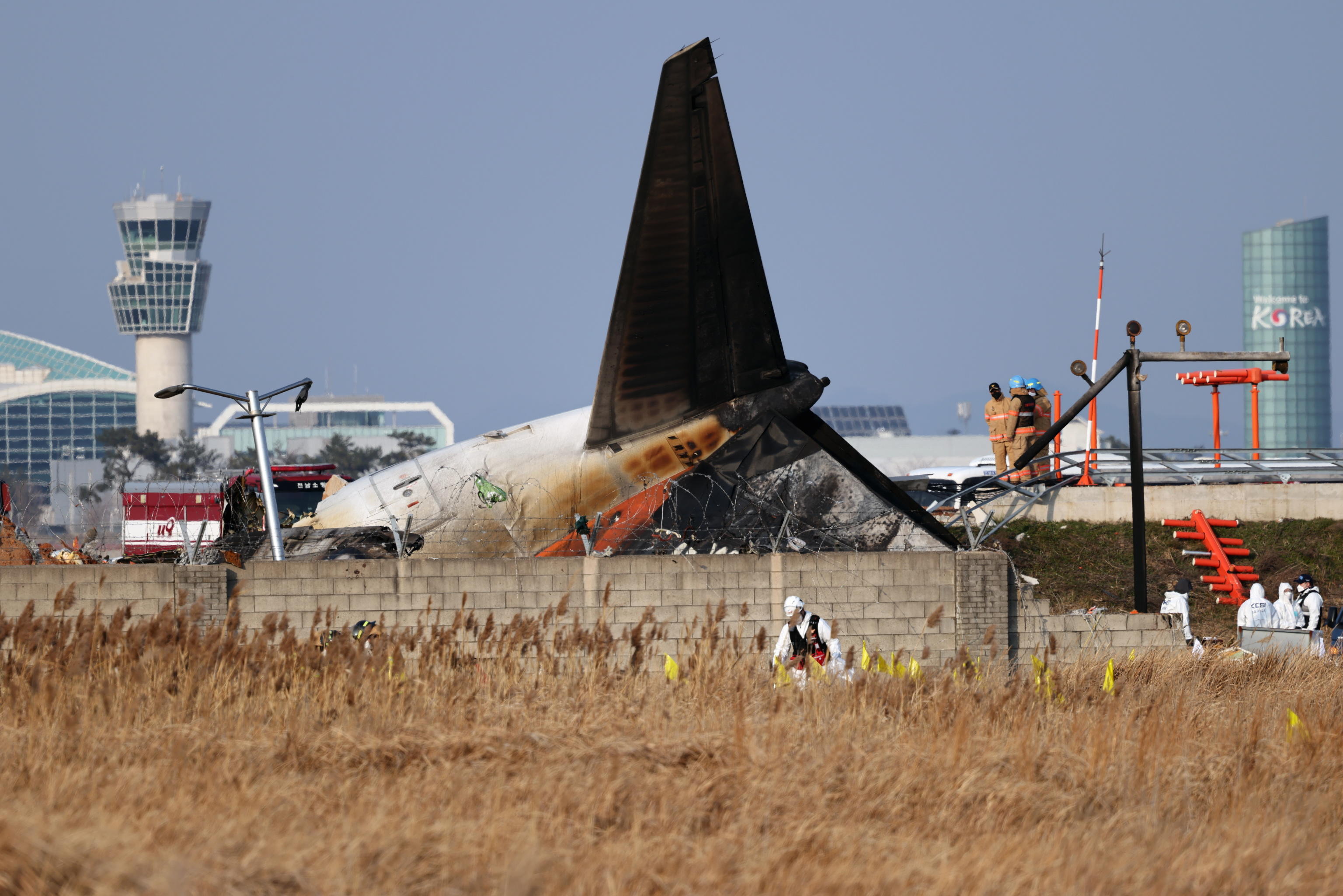 Strage in Corea del Sud, le immagini del disastro aereo. FOTO | Sky TG24