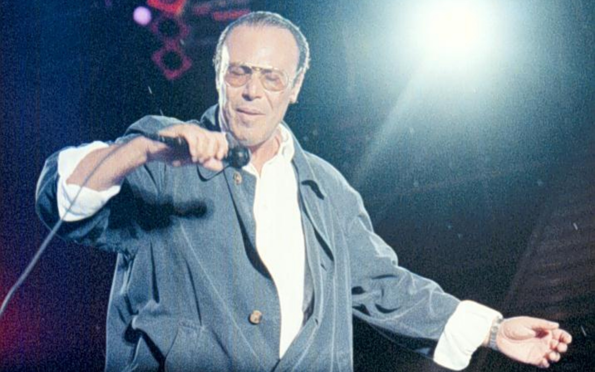 Sanremo 2025, Antonello Venditti canta Ricordati di me e riceve il ...