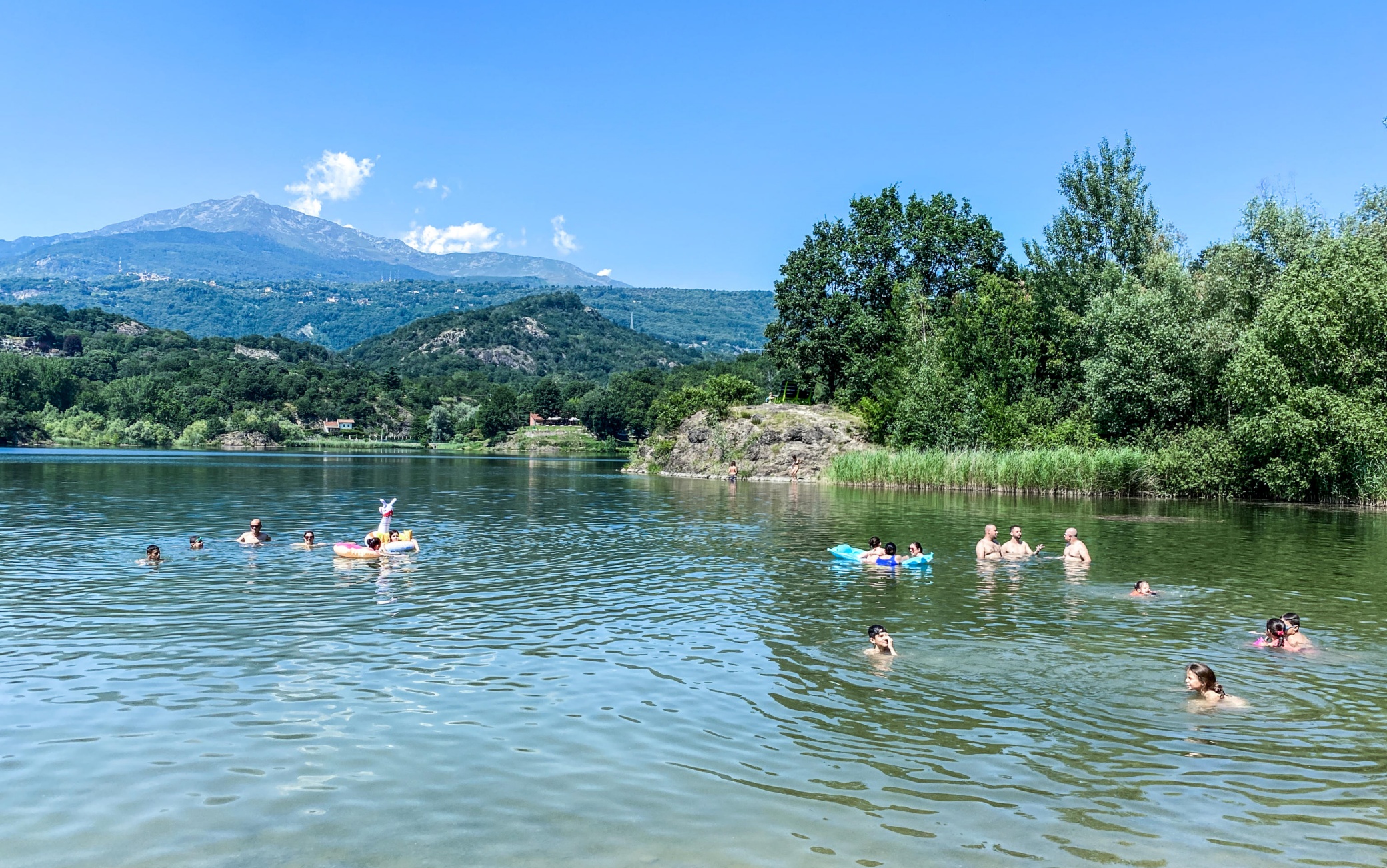 Liguria, fa il bagno nel lago e viene inghiottito dalle sabbie mobili ...