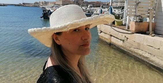 Adriana Spuria, Tra le stelle e le abitudini respira una ninna nanna