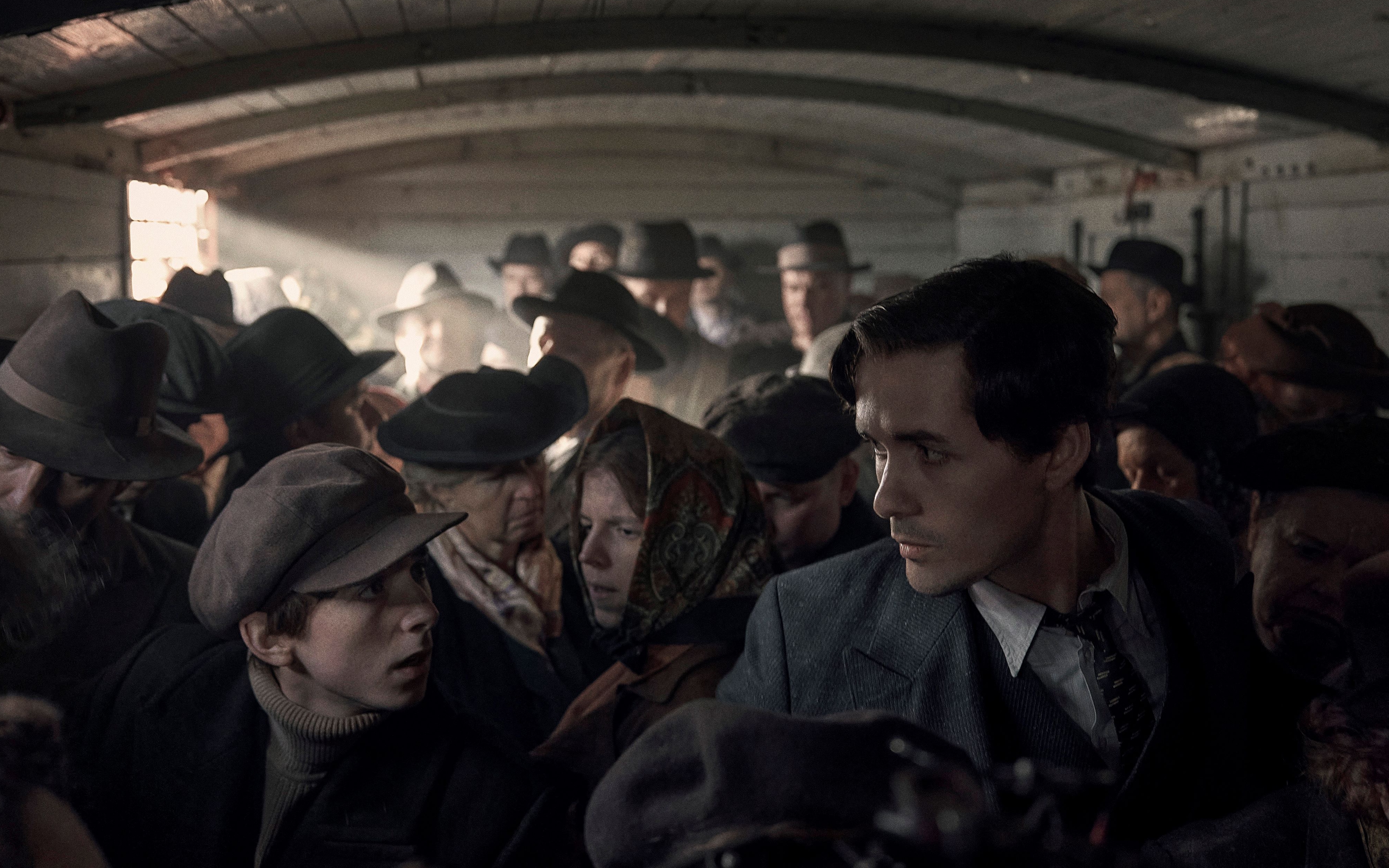 Il Tatuatore di Auschwitz, prime immagini dalla serie tv Sky con Harvey ...