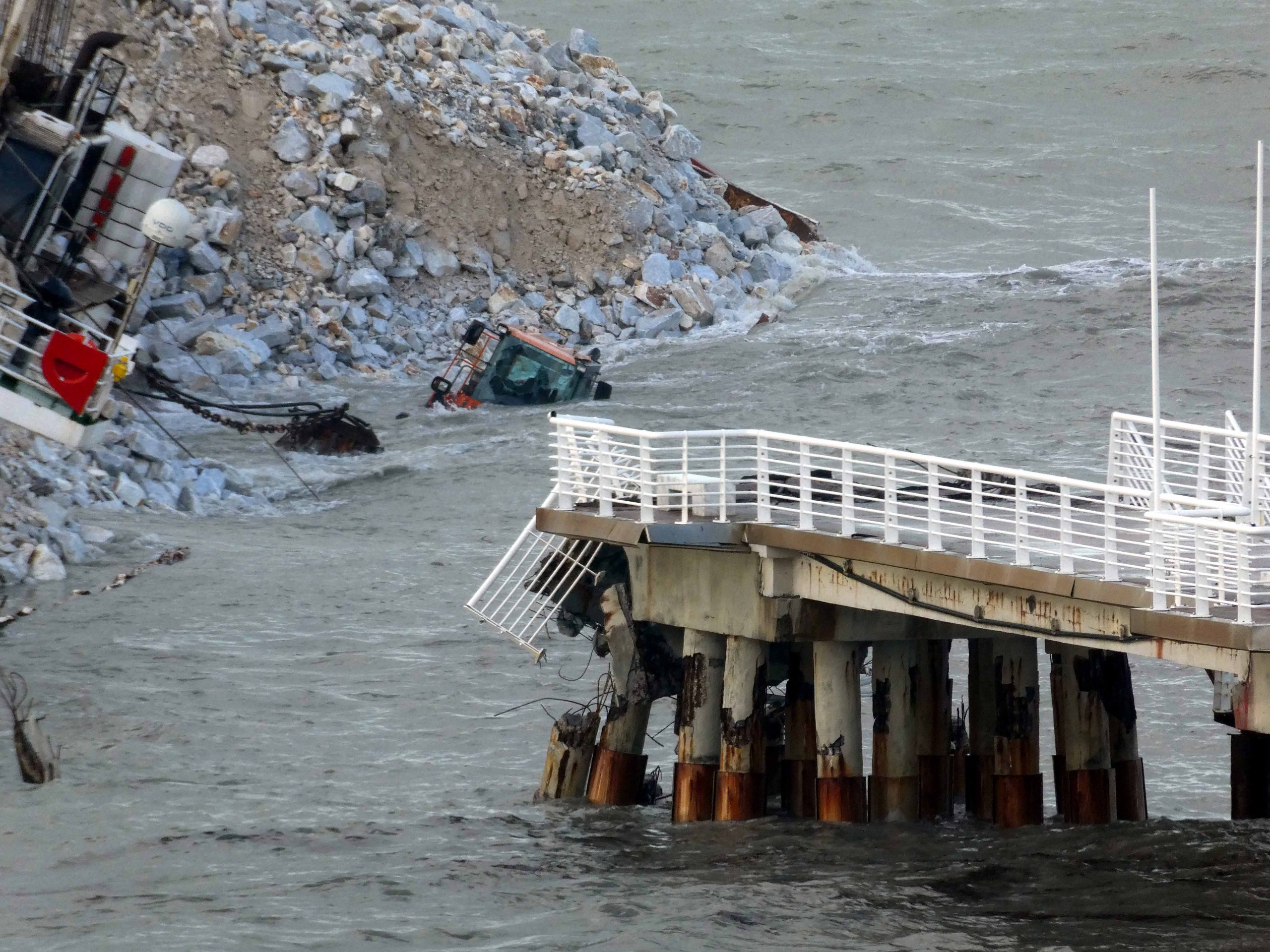 Nave incagliata sul pontile di Marina di Massa, le foto | Sky TG24