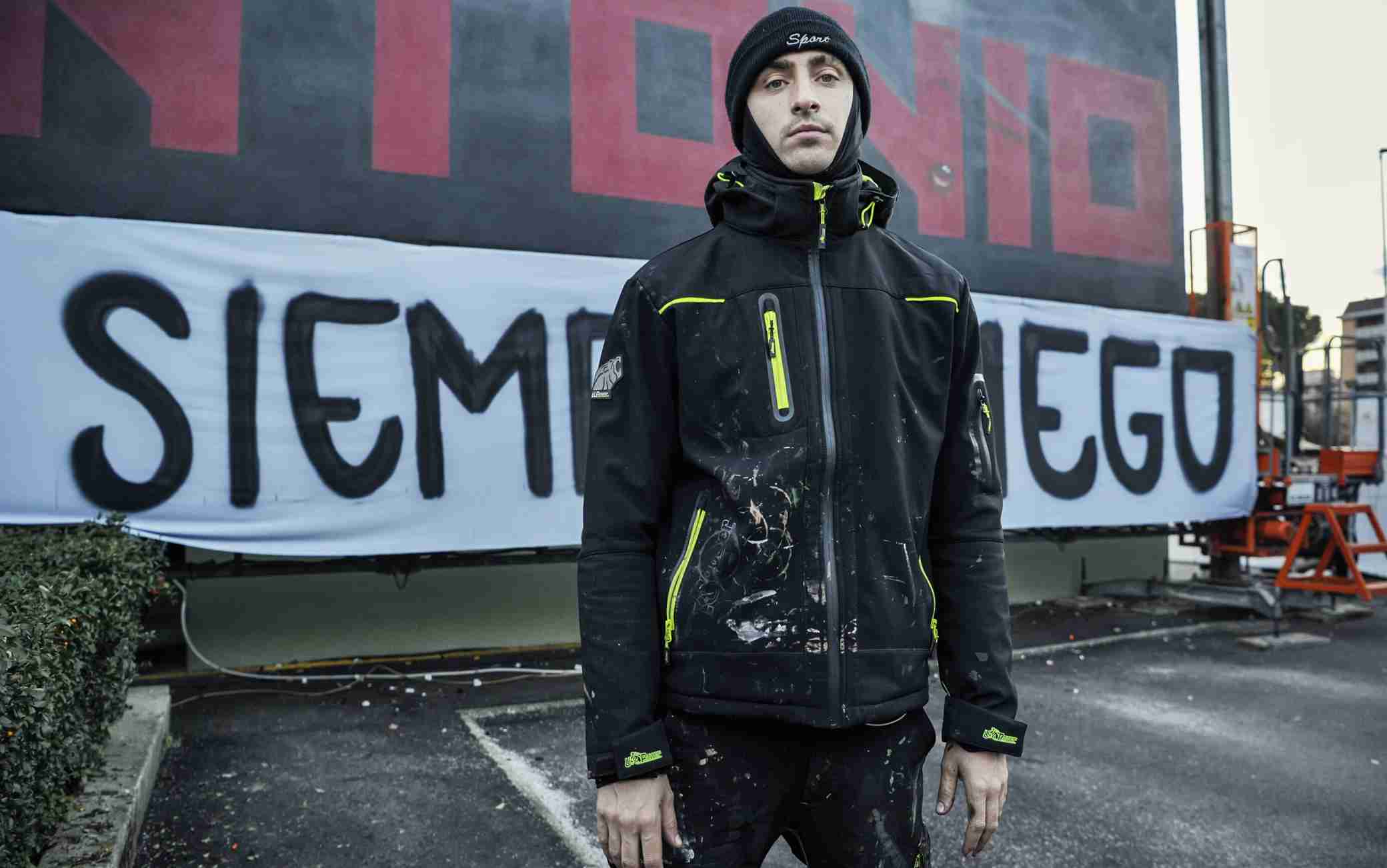 Jorit, chi è lo street artist che ha elogiato e abbracciato Putin | Sky ...