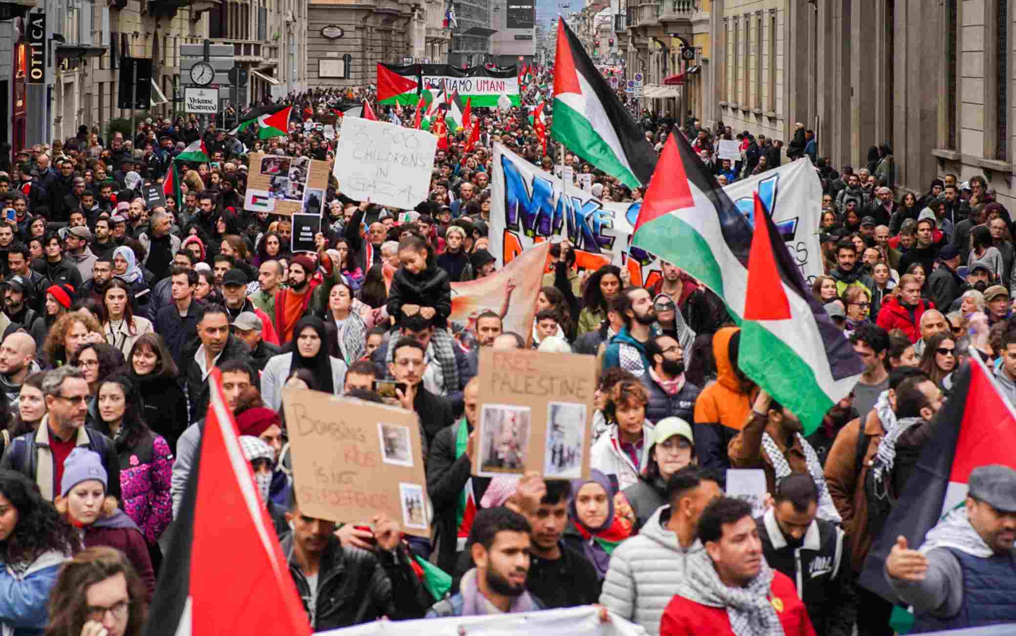 Milano, in centinaia alle manifestazioni pro Palestina e pro Israele ...